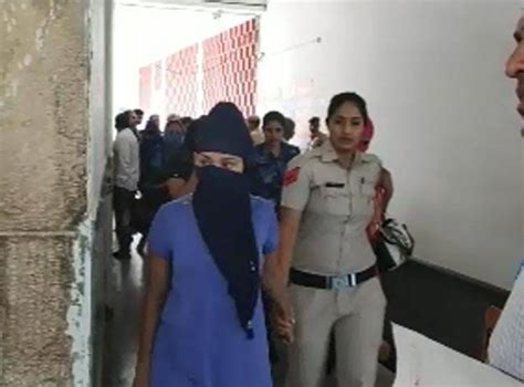 कोठी नंबर 160 पर पड़ा छापा खुली रह गई पुलिस वालों की आंखें Crime Aajtak