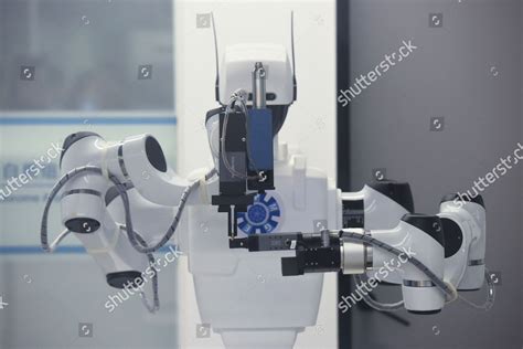 Nanoscale Microfluidic Droplet Manipulation Robot Demonstrating