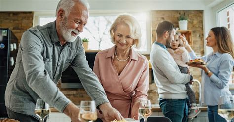 식당에서 점심을 먹는 행복한 대가족 초점은 성숙한 부부가 식탁에서 음식을 소금물에 담그는 것입니다 사진 Unsplash의 음식 이미지