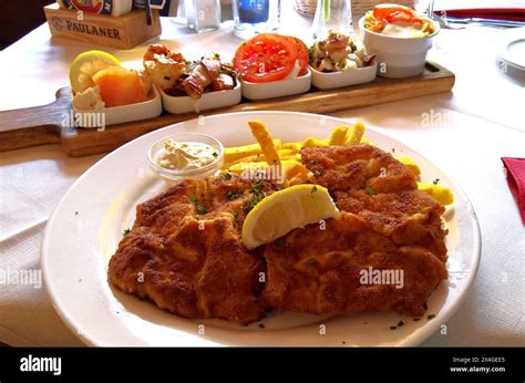 Wiener Schnitzel Vom Rind Mit Pommes Und Diversen Beilagen Beef