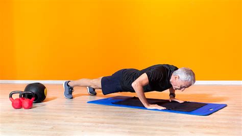 오렌지 배경에 고립 된 체육관에서 누워 운동 운동을 밀어 하 고 노인 적합 남자 집중 성숙한 사람들 실내 피트니스 훈련 노인 회복 건강한 라이프 스타일 컨셉 노인 남자에