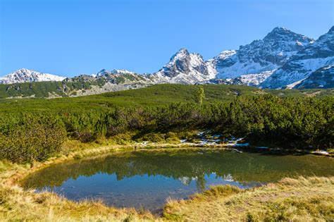 가 시즌 높은 Tatra 산 폴란드에서에서 Gasienicowa 골짜기에 아름 다운 알파인 호수 0명에 대한 스톡 사진 및 기타