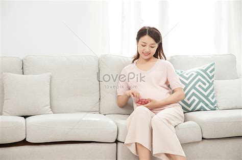 과일을 먹는 임산부 사진 무료 다운로드 Lovepik