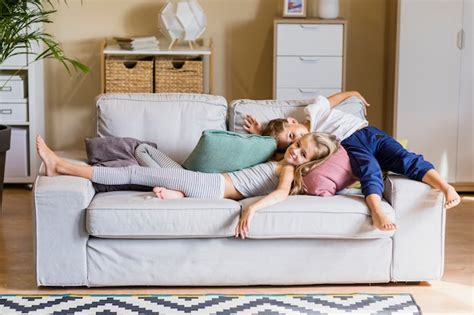 Encantador Hermano Y Hermana En La Sala De Estar Foto Gratis