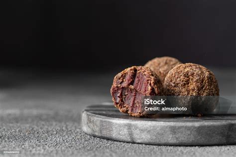 과자의 어두운 대리석 배경에 베리와 과일을 채운 장인의 초콜릿 트러플 사탕 수제 또는 수제 봉봉 쇼콜라티에 컨셉 가로 배너 복사 공간 0명에 대한 스톡 사진 및 기타 이미지