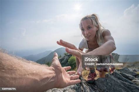 정상에 도달 하 지원 도움을 주는 산 정상에서 동료 등산객 2명에 대한 스톡 사진 및 기타 이미지 2명 구조 남자 Istock