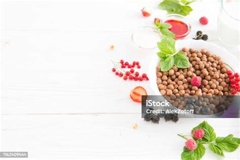 딸기 라즈베리 블랙 건포도와 붉은 건포도와 우유 건강 하고 맛있는 아침 식사 초콜릿 공 달콤한 코코아 초콜릿 설탕 시리얼 퍼프