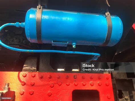 큰 파란색 철 금속 원통형 산업 탱크 압력하에서 액화 가스저장용 가스 실린더 0명에 대한 스톡 사진 및 기타 이미지 0명 가연성 강철 Istock