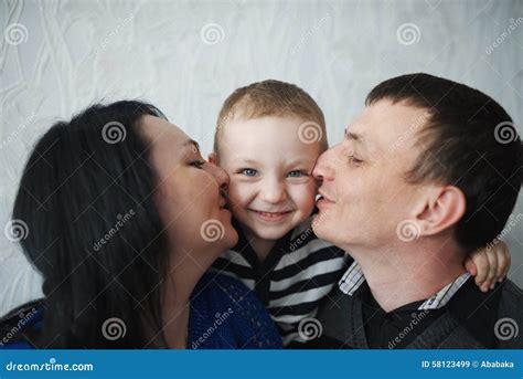 Fils De Baiser De Maman Et De Papa Image stock Image du beauté baiser