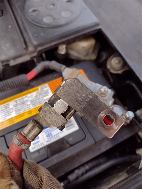 is this actually a fuse on my battery terminal? : r/MechanicAdvice
