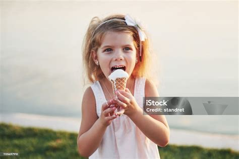 아름 다운 어린 소녀는 물 근처에서 아이스크림을 먹는다 계절에 대한 스톡 사진 및 기타 이미지 계절 금발 머리 냉동된 Istock