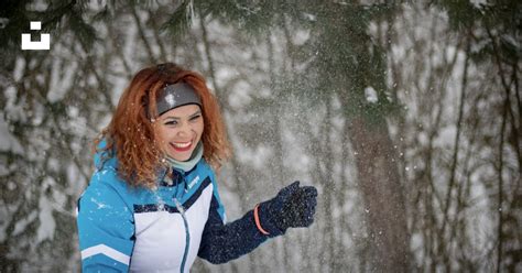 파란색과 흰색 재킷을 입은 여자가 공중에 눈을 던지고 있다 사진 Unsplash의 무료 라쿨 포이아나 머룰루이 이미지