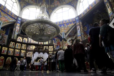 Галерија Верниците се поклонија пред распетието на Велики петок Независен Весник