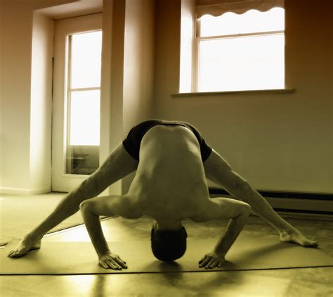 무료 이미지 남자 남성 댄스 좌석 운동 발레 공연 예술 크리에이티브 커먼즈 스포츠 자화상 본인 뻗기 스트레칭 요가 자세 아사나 착색 한