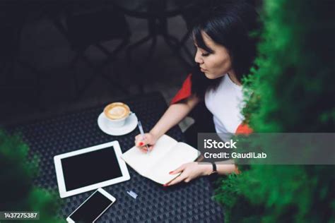 사려 깊은 아시아 사업가 야외 카페에서 플래너에 메모를 쓰는 여성 20 24세에 대한 스톡 사진 및 기타 이미지 20 24세 거리 기업 비즈니스 Istock