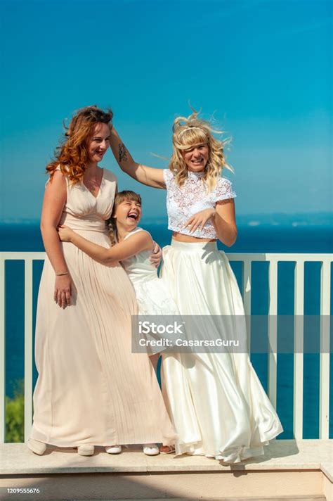 신부와 신부 들러리와 꽃 소녀 결혼식 전에 포용 스톡 사진 결혼식에 대한 스톡 사진 및 기타 이미지 결혼식 10 11세 20 29세 Istock