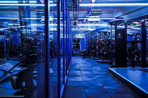 사이버틱한 블루 컬러 포인트 모던 인더스트리얼 148평 피트니스 센터 인테리어 아산 용화동