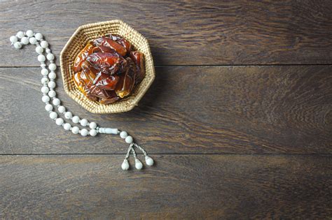 테이블 장식 라마단 카림 휴일 백그라운드의 상위 뷰 공중 이미지 사무실 책상에서 현대 소박한 갈색 나무에 하얀 묵 주 나무 바구니에 평면 위치 날짜입니다 공간이 크리에이