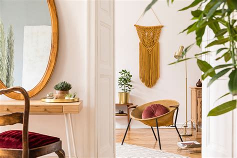 드레싱 테이블 금 안락의 자 디자인 부속품 거울 가구 및 백색 벽에 큰 노란 마크 라 메를 가진 아파트의 세련 된 Scanidnavian 내부 거실의 홈 장식을 디자인