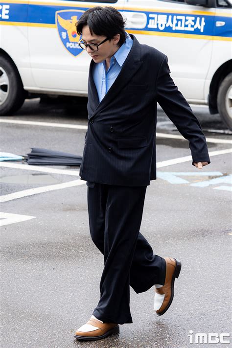 [포토] 마약 혐의 지드래곤 경찰 출석 전 기지개 한번