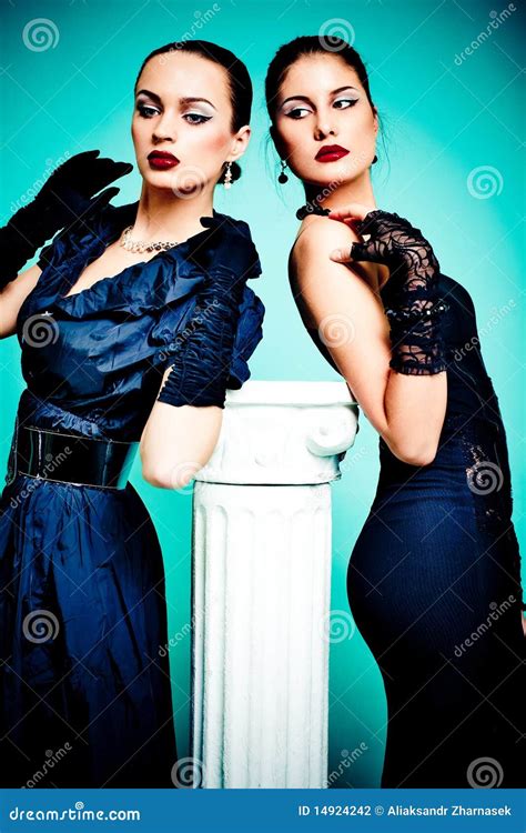 Belle Ragazze Di Modo Sul Backgroun Del Turchese Fotografia Stock