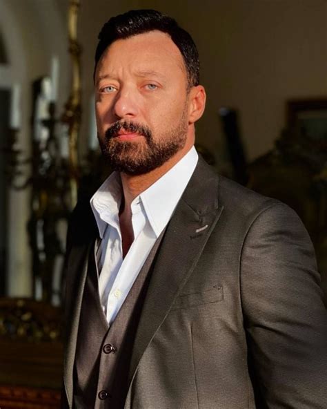 بالفيديو أحمد فهمي يكشف تفاصيل لقائه الأول بزوجته مجلة لها