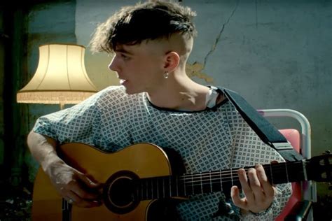 Watch Newly Unearthed Footage Of A Teenage Ren Performing