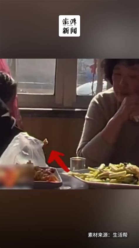 太奶奶夹不到菜，女孩主动拿着吃的“投喂” 凤凰网视频 凤凰网