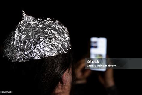 주석 호일 모자를 쓰고 어둠 속에서 남자 손에 스마트 폰 음모 이론과 마음 제어 모자 모자류에 대한 스톡 사진 및 기타 이미지 모자 모자류 호일 페이크 뉴스 Istock