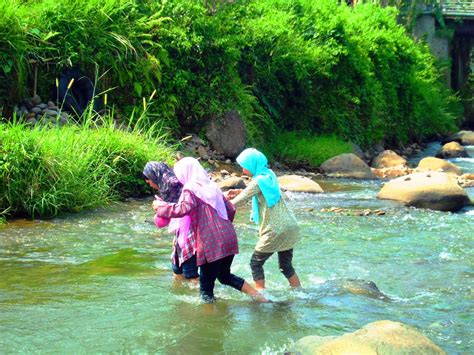 All About Ririn Widiya Bermain Air Sungai