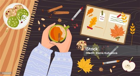 포근한 가을 뜨거운 매운 음료를 들고 있는 사람 손 창의적인 노트북 쿠키 빨간 잎이 있는 나무 테이블 가을 플랫 레이 가을