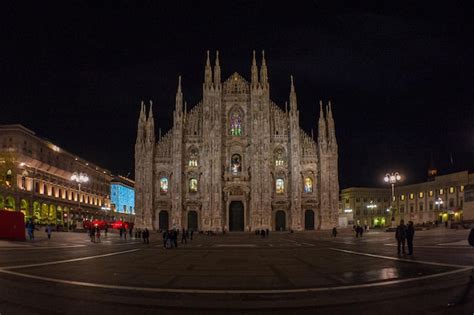 La Catedral De Milán Por La Noche Foto Premium