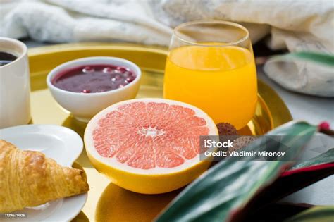 침대 호텔에서에서 고전적인 프랑스 아침 식사입니다 커피 잼 크로 오렌지 주스 자 몽 열매 측면 보기 0명에 대한 스톡 사진 및