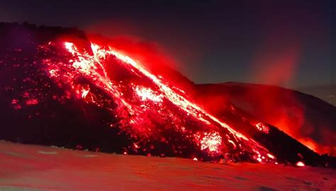 Etna La Colata Lavica Scende Fino A Quota 1900 Metri «estrema