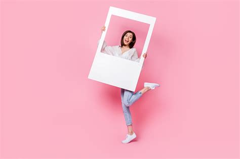 전체 길이 사진 긍정적 인 예쁜 아가씨 손 잡기 흰 종이 이미지 테두리 좋은 분위기 스탠드 빈 공간 고립 된 핑크 색상 배경 20 24세에 대한 스톡 사진 및 기타 이미지