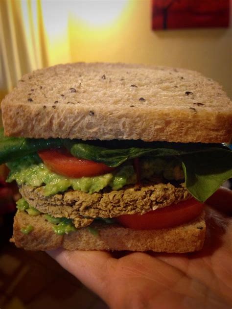 Hamburguesa De Lenteja Y Calabaza Mayonesa De Palta Tomate Y