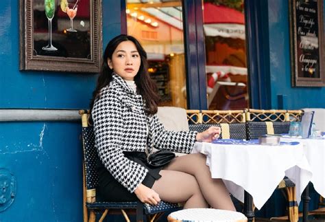 5 Potret Cantik Hesti Purwadinata Pakai Rok Mini Saat Liburan Di Eropa