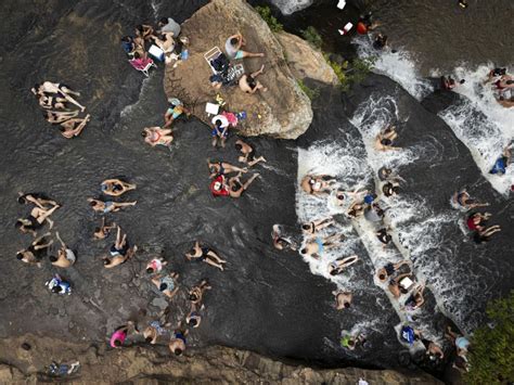 강에 발 담갔는데 피부 뚫고 수천개 알 낳아 실명까지…유럽 ‘기생충 경고 Zum 뉴스