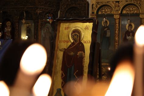 Архиерейска вечерня с Молебен канон към Пресвета Богородица в столичния храм „Св Параскева