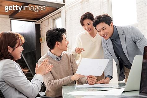 스타트업 소기업 라이프스타일 비즈니스 비즈니스미팅 미팅 회의실 사무실 업무현장 팀워크 노트북컴퓨터 개인용컴퓨터 이미지 Vs11978154