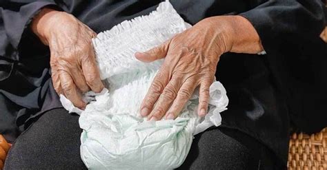 راهنمای خرید و ویژگی های انواع پوشک بزرگسال ایزی لایف شورتی و چسبی و