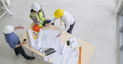 엔지니어링 사람들의 상위 뷰는 회의 엔지니어링 직원 기업 작업 팀워크 개념입니다 사진 Unsplash의 산업 이미지