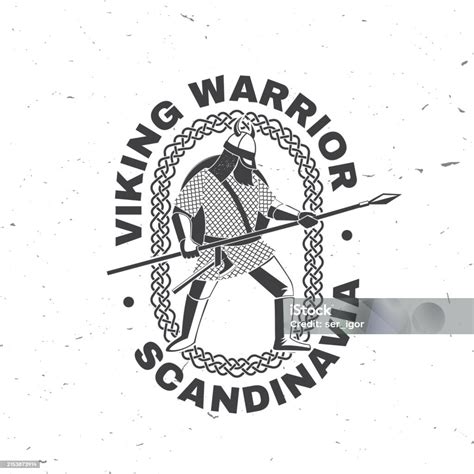 바이킹 전사 로고 배지 스티커 벡터 일러스트 레이 션입니다 엠블럼 라벨 및 패치용 창과 둥근 방패가 있는 헬멧을 쓴 흑백