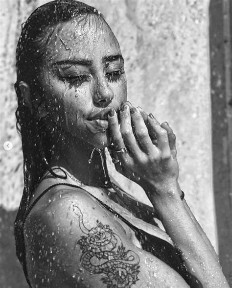 Zeynep Alkan Duş Görüntülerini Paylaştı