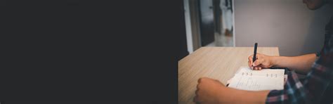 플래너는 달력에서 회의 안건을 작성하고 집에서 일합니다 남자 20 24세에 대한 스톡 사진 및 기타 이미지 20 24세 가정 생활 건강 진단 Istock