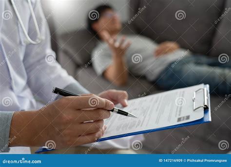 Concepto Geri Trico Del Doctor O Del Geriatra Doctor Que Visita Con El Paciente En Sitio Y