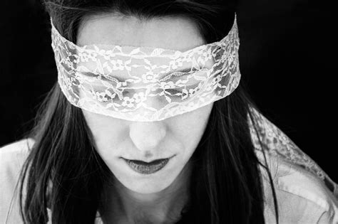 Фото Девушка с кружевной повязкой на глазах