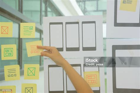 사용자 경험 ux 디자이너 디자인 웹 휴대폰 태블릿 레이아웃에 모바일 응용 프로그램을 계획 하는 ui입니다 개발자는 비즈니스