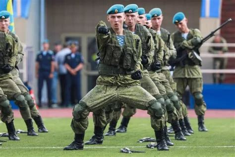 Зачем на самом деле десантники разбивают бутылки о голову | Русская ...