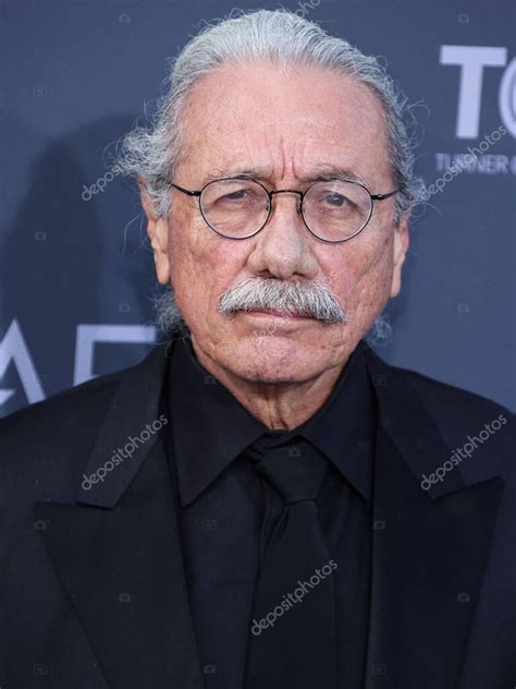 El Actor Estadounidense Edward James Olmos Llega Al 48º Premio Anual